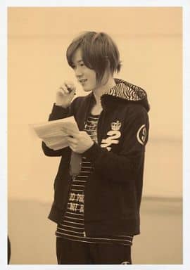 Official photo (male) / actor Daisuke Utsumi (Torajiro SAEKI) / Above the Knee, Black Costume ...