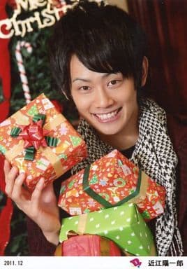 Official photo (male) / actor D2 / Yoichiro Omi / Bust Up / Costume Red / Mahler / Right Hand ...