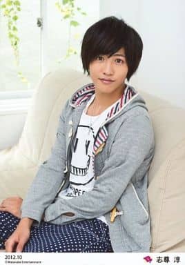 Official photo (male) / actor D2 / Jun Shison / Above-the-knee, Costume Gray, Sofa, Background ...