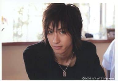 Official photo (male) / actor Hiroki Aiba (Hibiki Shibata) / Horizontal, Bust Up, Costume Black ...