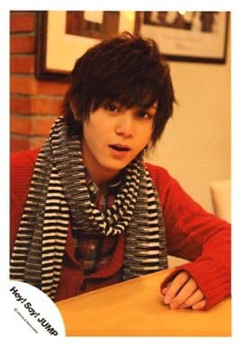 Hey! Say! JUMP / Ryosuke Yamada / Bust up / Costume red / Scarf with striped pattern grey / On ...