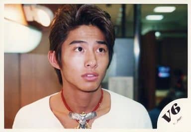 Official photo (Johnnys) / idol / V6 V6 / Ken Miyake / Horizontal, Bust up, White Costume, Bird ...