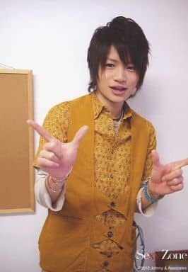 SeXyzone / Fuma Kikuchi / Upper body / Costume yellow / Both hands index finger stand / Mouth ...