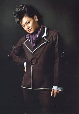 Official photo (male) / actor Yuya Miyashita (Kirito) / Above the knees, brown costume, back of ...