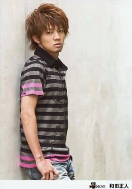 Official photo (male) / actor D-BOYS / Masato Wada / Kneecap / Costume black gray pink stripe ...