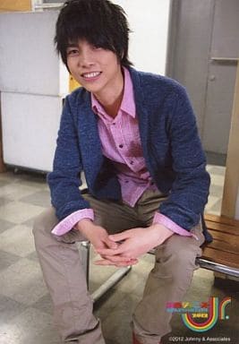 Official photo (Johnnys) / idol / 7 WEST 7 WEST / Daiki Shigeoka / Costume Blue Pink Sitting ...