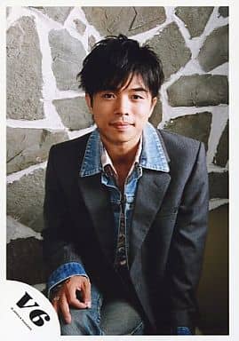 V6 / Inohara Yoshihiko / Knee-high / Costume gray blue / Sitting ...