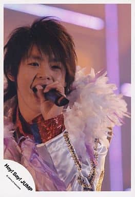 Hey! Say! JUMP / Daiki Arioka / Live photo, bust up, costume white, left hand microphone ...