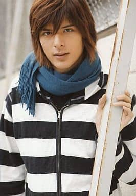 Official photo (male) / actor Yu Shirota (Kunimitsu Tezuka) / Upper Body / Costume / Black-and ...