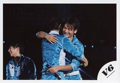 V6 / Hiroshi Nagano ・ Ken Miyake / Live Photo ・ Horizontal ・ Upper Body ・ Costume Light Blue ...