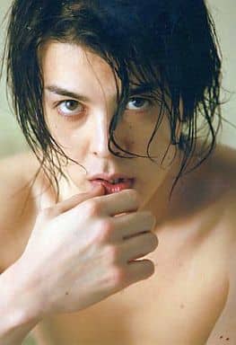 Official photo (male) / actor Airu Shiozaki / Tenne Hikaru role / Bust up / Bare upper body ...