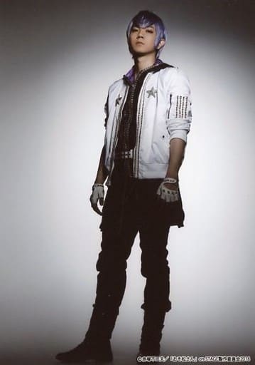Official photo (male) / actor Yuya Asato (Hitotsumatsu) / Whole body, under both hands, facing ...