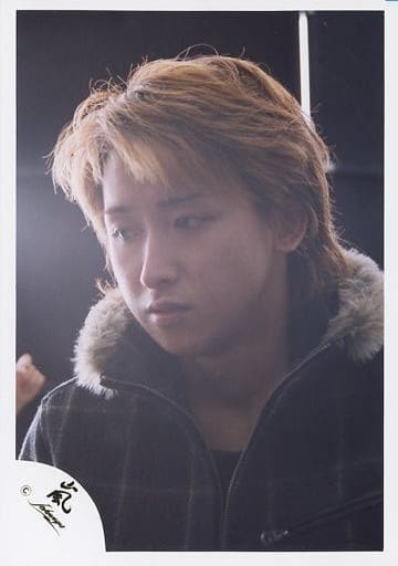 Arashi / Satoshi Ohno / Bust up / Coat black check / Neck fur / Face ...