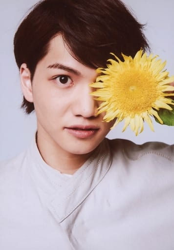 Official photo (male) / actor Hiroki Miura / Bust up / Costume beige / Left eye hidden ...