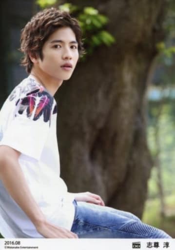 Official photo (Male) / Actor / D2 Jun Shison / Knee-up / Sitting / Facing right / White costume ...