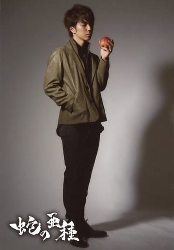 Official photo (male) / actor Yuya Asato / Whole Body / Costume Khaki / Black / Right Hand ...