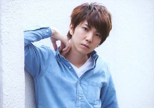 Official photo (male) / actor Yuya Asato / Yokogata / Bust-up / Costume ...