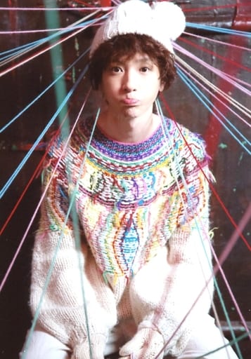 Official photo (male) / actor Hiroki Suzuki / Upper Body / Costume White / Multicolored / Knit ...