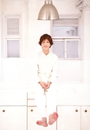 Official photo (male) / actor Hiroki Suzuki / Whole Body / Sitting / White Costume / Both Hands ...