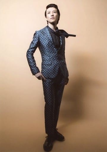 Hiroki Suzuki / Whole body, body facing right, costume black, white, check pattern, right hand ...