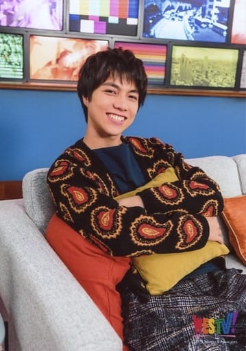 Johnny's West / Daiki Shigeoka / knee-up / sitting / costume black / blue / both hands cushion ...