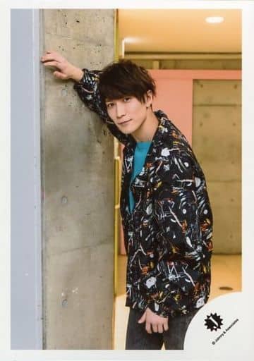 Snow Man / Sho Watanabe Ta / Above Knee / Costume Black / Blue / Left Facing / Right Hand Wall ...