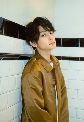 Official photo (male) / actor Shohei Hashimoto / Upper Body / Costume ...