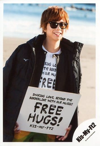 Kis-My-Ft2 / Hiromitsu Kitayama / Above-the-knee ・ Costume black ・ White ・ Sunglasses ・ Facing ...