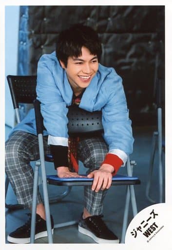 Johnny's West / Daiki Shigeoka / Whole body / Costume blue / black / red / sitting / two hand ...