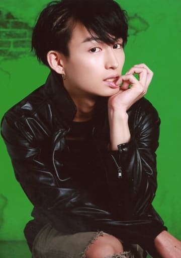 Official photo (male) / actor Ryo Matsuda / Above-the-knee Black Costume / Khaki / Left Hand ...