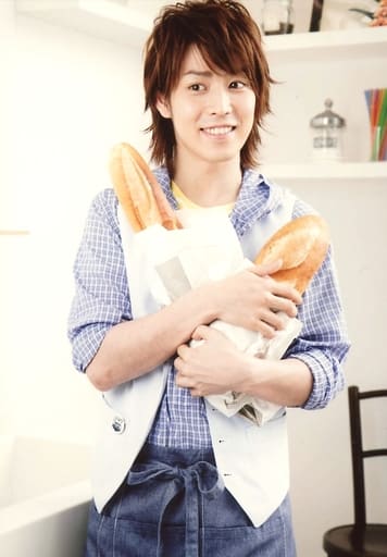 Official photo (male) / actor Kenta Kamakari / Above knee / White ...