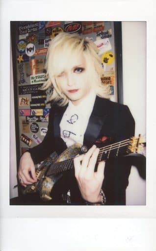 Mejibray / MIa / Upper Body / Costume : Black / White / Left Facing ...