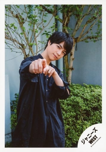 Johnny's West / Daiki Shigeoka / Above-the-knee ・ Costume Black ・ Neck Tilt ・ Pointing / "Start ...