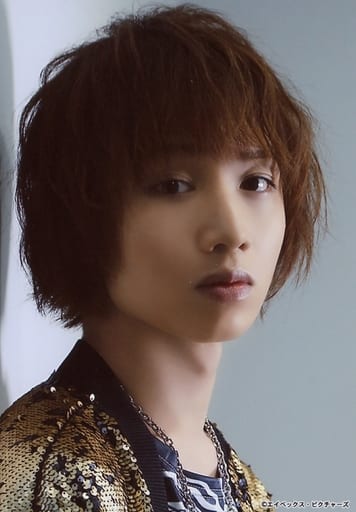 Official photo (male) / actor Keisuke Ueda / Face Up / Costume Gold ...