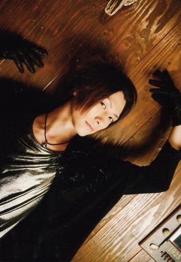 Hiroki Suzuki / Upper Body / Costume : Black / Silver / Facing right / Both hands up ...
