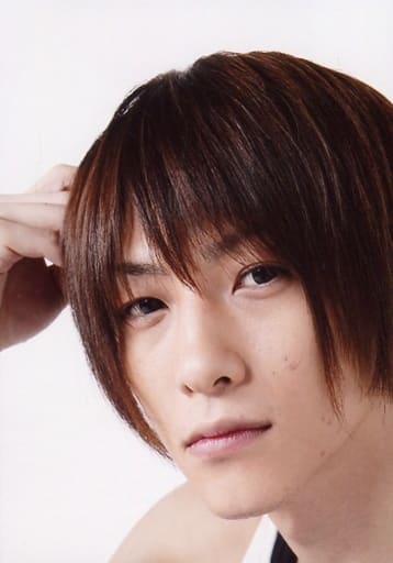 Official photo (male) / actor Hiroki Suzuki / Face Up / Costume Black / White / Left Facing ...