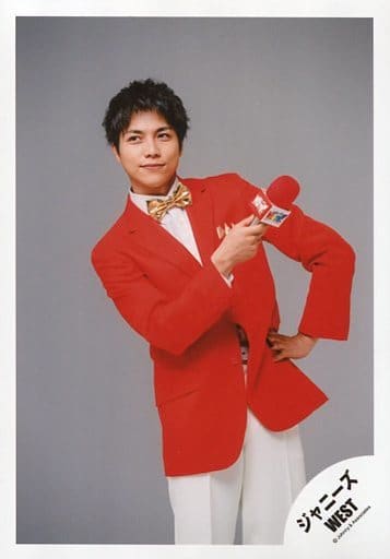 Johnny's West / Daiki Shigeoka / Above-the-knee ・ Costume red ・ white ・ Right hand microphone ...