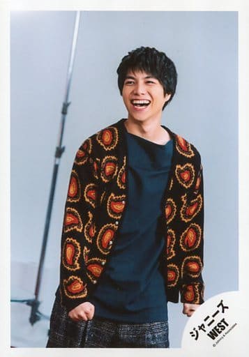 Johnny's West / Daiki Shigeoka / Above-the-knee ・ Costume black ・ blue ・ Face left ・ Gaze left ...