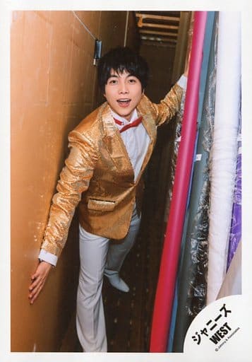Johnny's West / Daiki Shigeoka / Whole body, costume gold, white, right hand wall, body facing ...