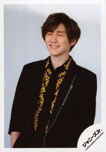 SixTONES / Kyomoto Taiga / Upper body / Costume black / yellow / Under ...