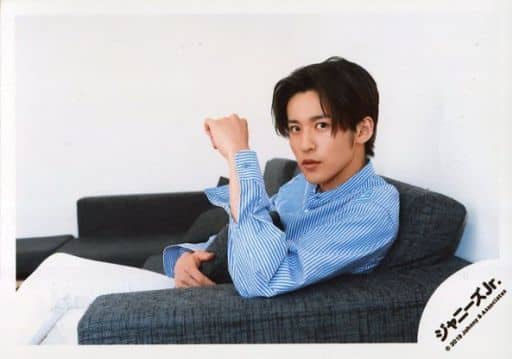 Official photo (Johnnys) / idol / Snow Man Snow Man / Meguro Ren / Horizontal, Knee-Up, Sitting ...