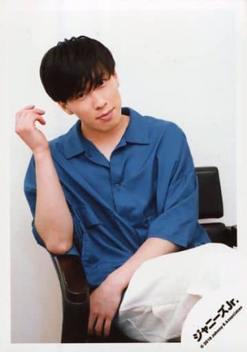Official photo (Johnnys) / idol / Snow Man Snow Man / Ryota Miyadate / Knee-Up, Sitting, Costume ...