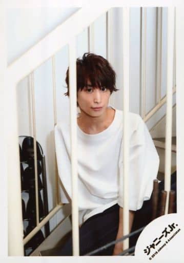 Official photo (Johnnys) / idol / Snow Man Snow Man / Daisuke Sakuma / knee-high, stair-seated ...