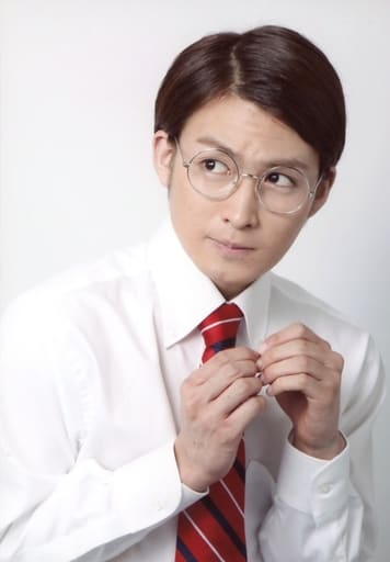 Official photo (male) / actor Ryo Matsuda / Bust Up / White Costume / Dress Shirt / Tie Red ...