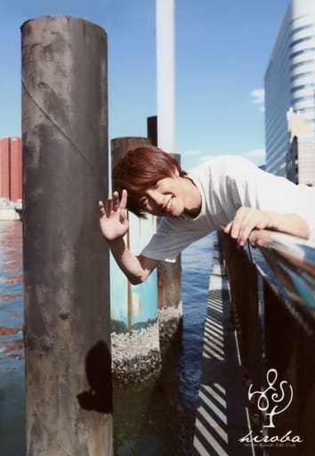 Official photo (male) / actor Hiroki Suzuki / Upper Body / White Costume / T-Shirt / Leaned ...