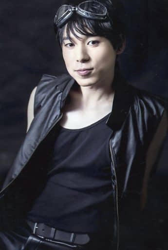 Official photo (male) / actor ReinA Ikeda / Upper-body / Costume Black / Down Vest / Goggles ...