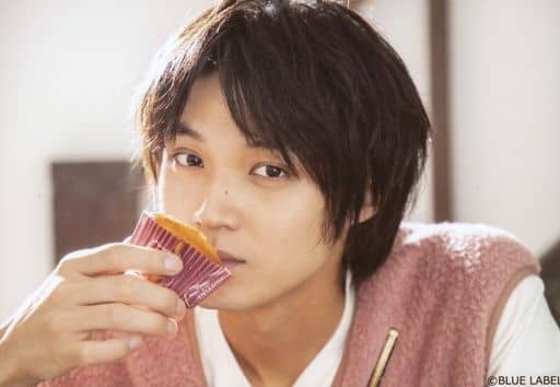 Official photo (male) / actor Hayato Isomura / Landscape / Face Up ...