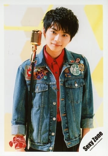 生写真 ジャニーズ アイドル Sexyzone Sexy Zone 佐藤勝利 上半身・衣装デニム・赤・両手下・首傾げ・口閉じ・スタンドマイク