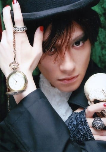 Official photo (male) / actor Hiroki Suzuki / Face Up / Costume Black / White / Hat / Left Hand ...