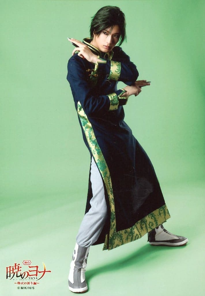 M!LK / Jtaro Yamanaka (Jae-ha) / Whole body / Left side / Both hands ...